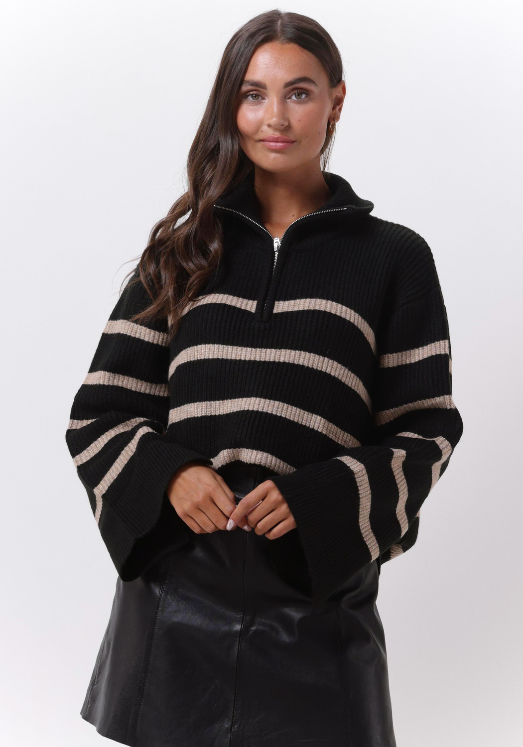 Schwarze NEO NOIR Pullover NEVENA STRIPE KNIT BLOUSE | Omoda