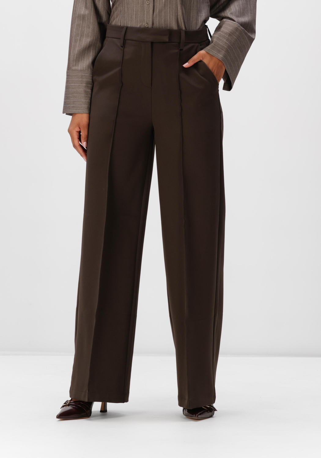Braune NEO NOIR Weite Hose SURY SUIT PANTS | Omoda