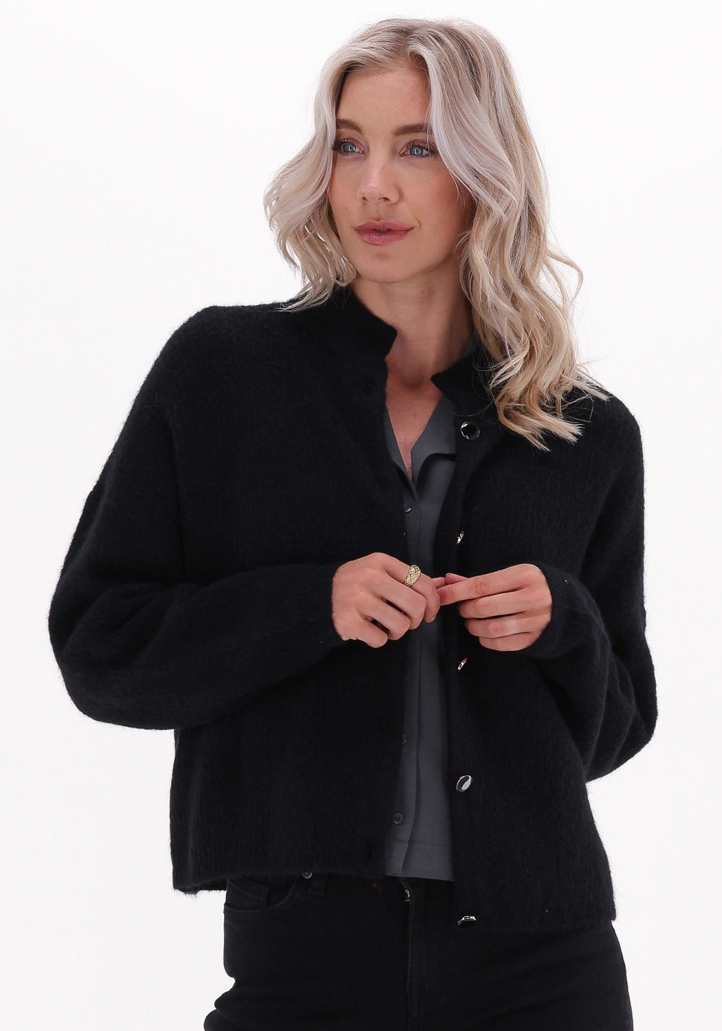 Schwarze GESTUZ Strickjacke ALPHAGZ SHORT CARDIGAN | Omoda